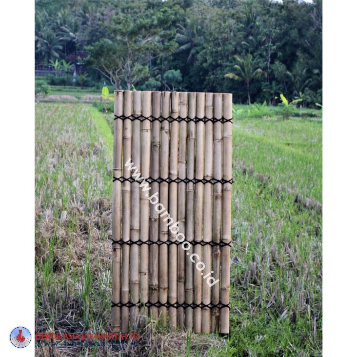 Natural half bamboo fence with 4 back slats and black coco rope | Inaexport